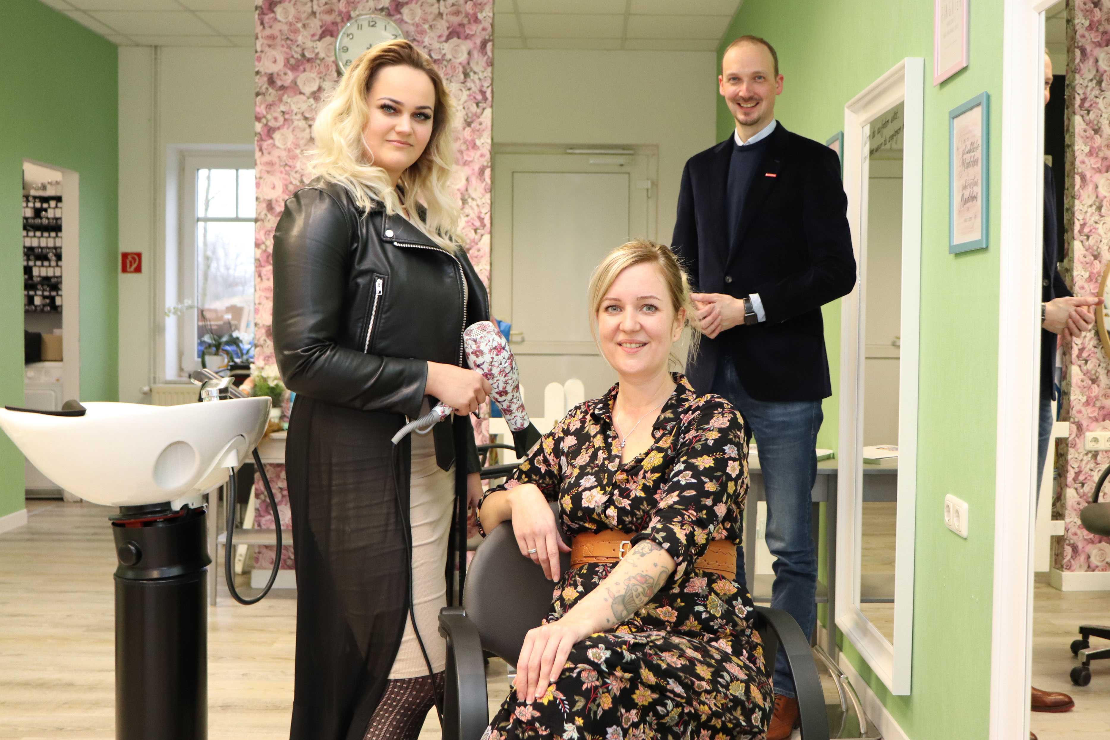 Ein Profi im Färben, Föhnen und Frisieren - 2022 - Pressemitteilungen ...